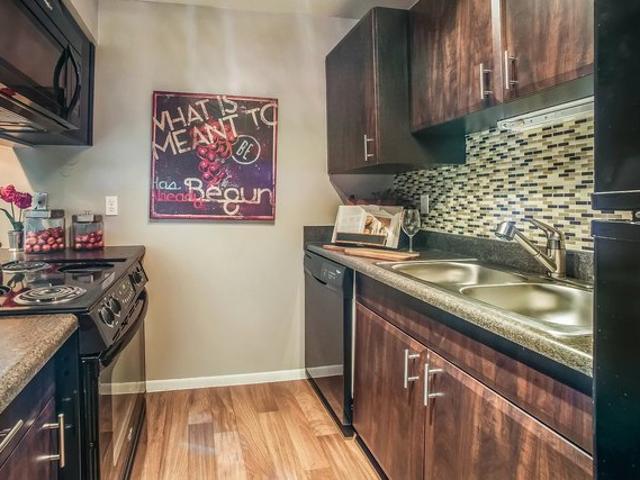 807 Cross Creek Dr, Creve Coeur, MO 63141