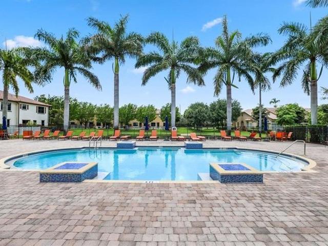 807 E Village Cir, Davie, FL 33325