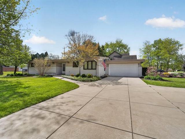 807 E Wahner Pl, Bayside, WI 53217