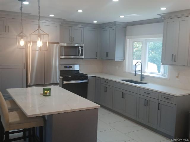 807 Iris Place