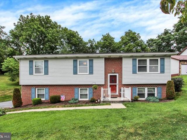 807 Pine Grove Dr, Waynesboro, PA 17268
