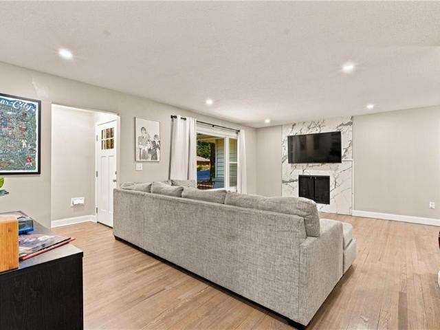 807 W 87th Terrace