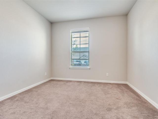 807 Woodcrest Dr, Ennis, TX 75119 | MLS #21222