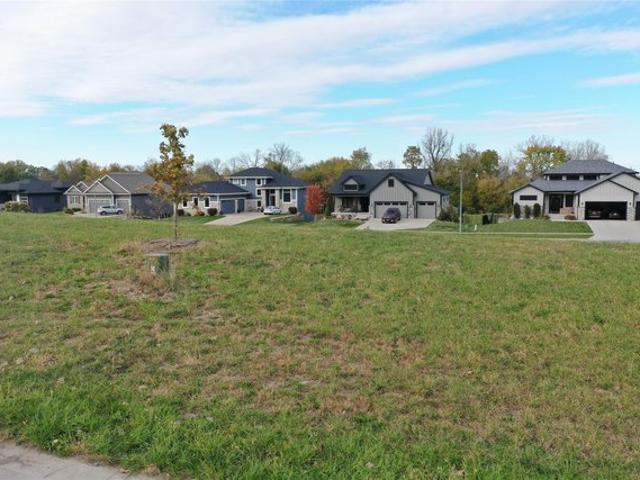 8082 NW 100th St, Johnston, IA 50131