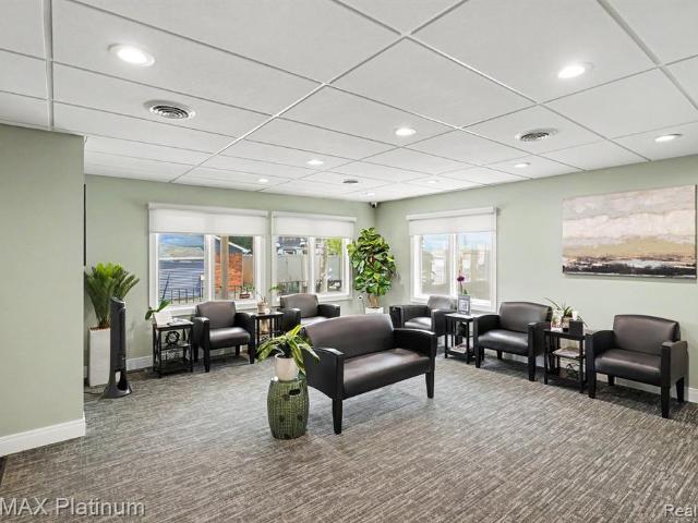 8082 W Grand River