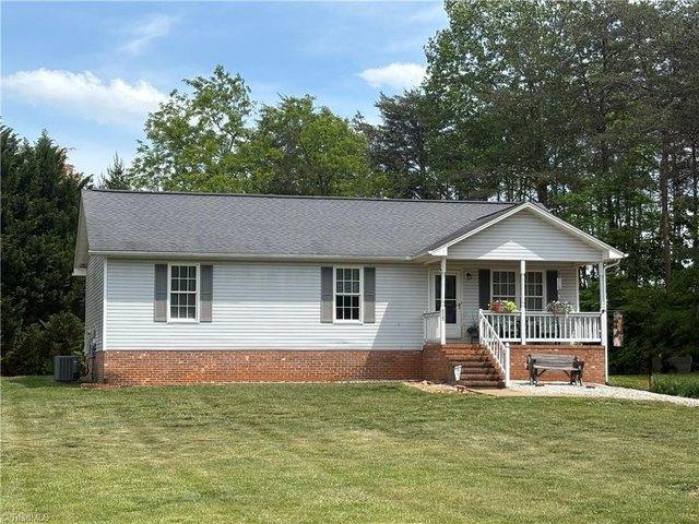 808 Creed Rd, Ararat, NC 27007