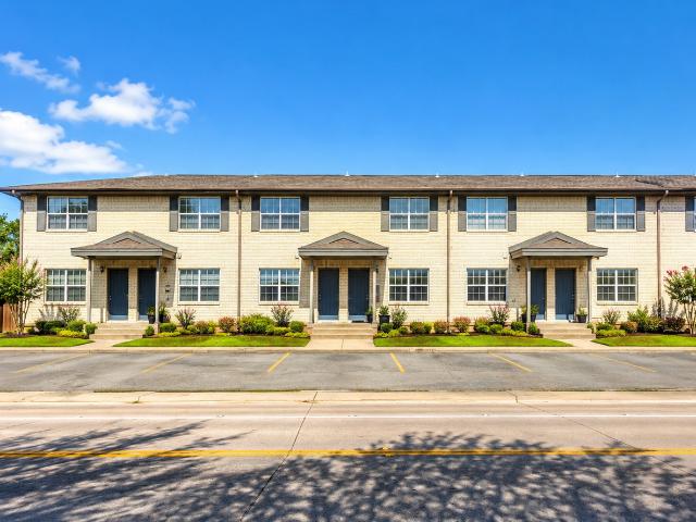 808 at South Center 1 Bedroom Apartment for Rent at 808 S Center St, Grand Prairie, TX 75051
