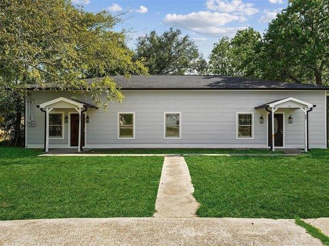 808 Beaumont St, Anahuac, TX 77514