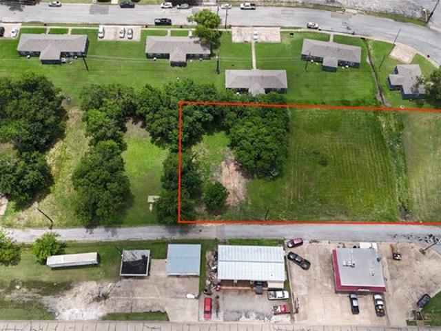 808 E Third St, Bonham, TX 75418
