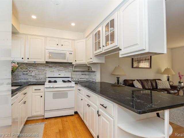 808 Oak Ridge Court