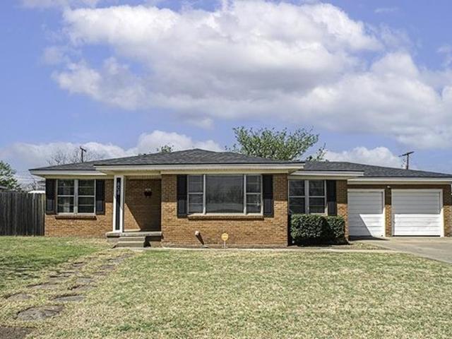 808 N Park Ave, Iowa Park, TX 76367