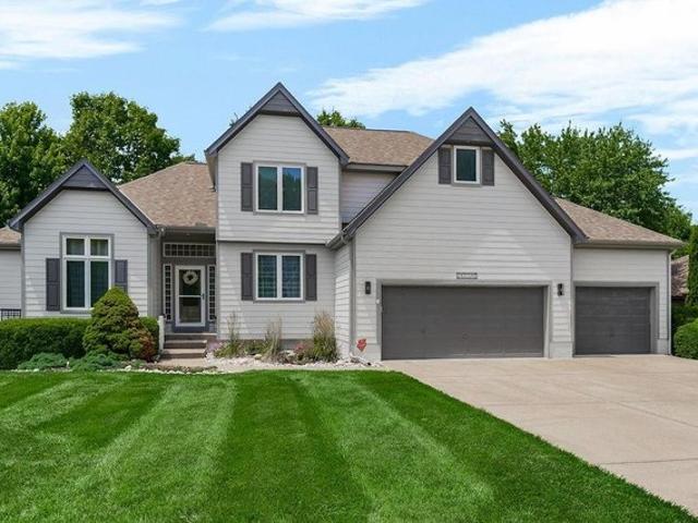 808 SW Springwater Ln, Lee's Summit, MO 64081