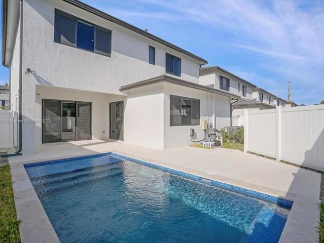 8096 48th Ter NW, Doral, FL 33166