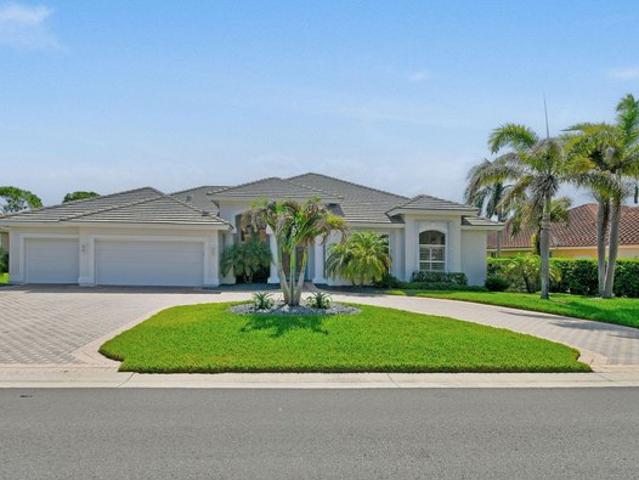 8091 SE Woodlake Ln W, Hobe Sound, FL 33455