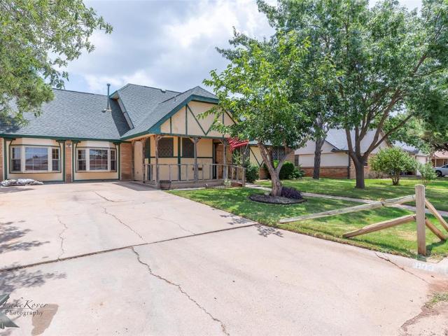 809 Chanticleers Lane