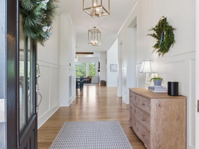 809 Delamotte Pass