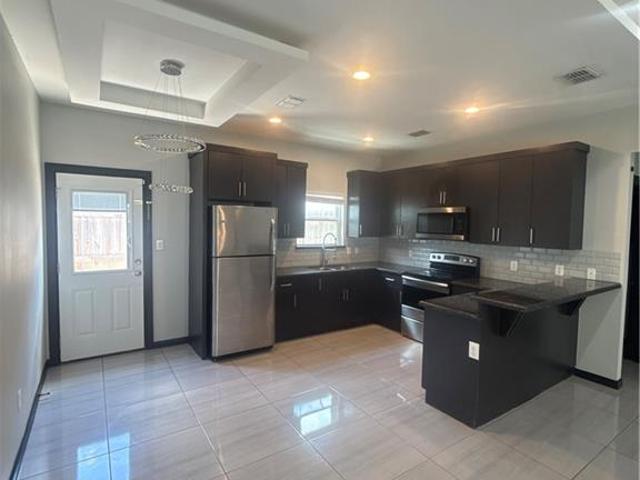 809 E La Cantera Avenue 4