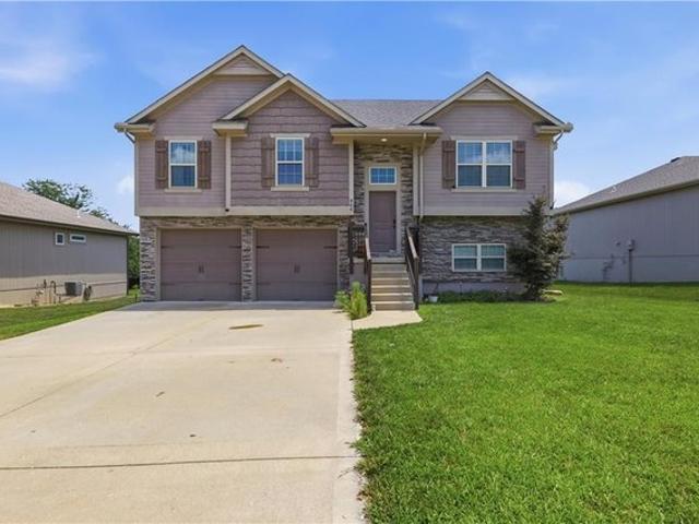 809 N Whispering Hills Dr, Lone Jack, MO 64070