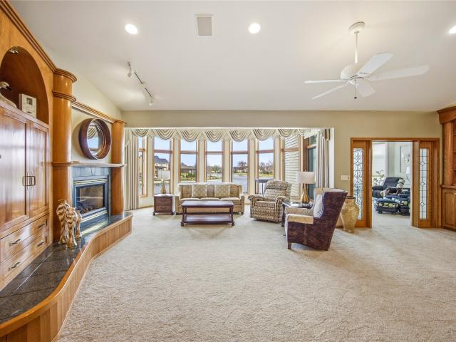 809 NE Vail Court