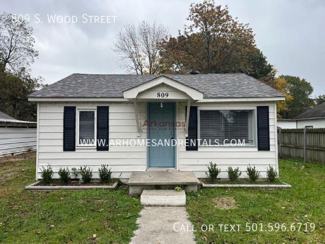 809 S. Wood Street | 4 Bedrooms | 1 Bathroom * 1/2 Off First Month's Rent!