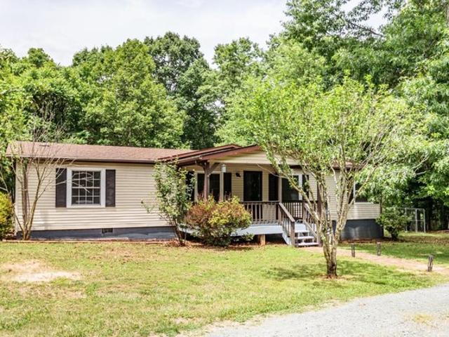 809 Redbird Dr, Gladstone, VA 24553