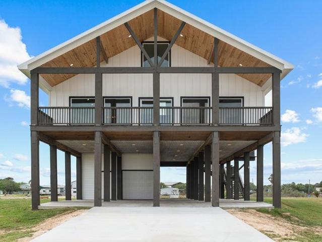 809 W Taylor Ave, Port O Connor, TX 77982