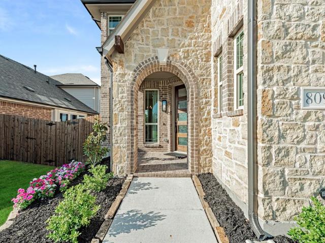 809 Twin Pine Court