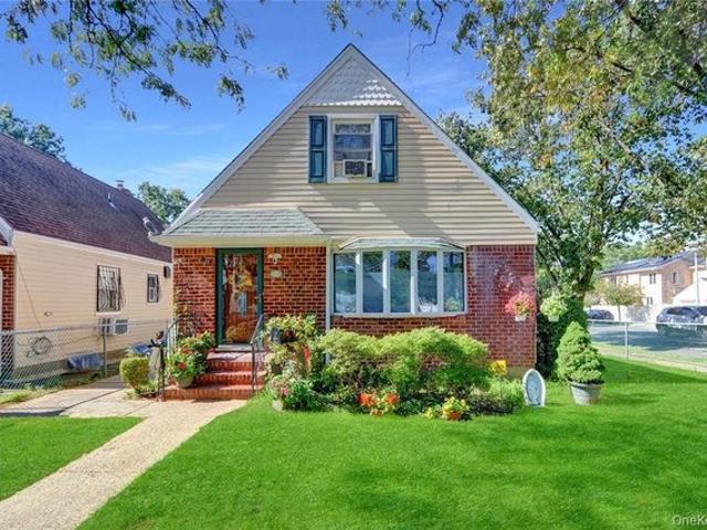 80 04 th St, Glen Oaks, NY 11004