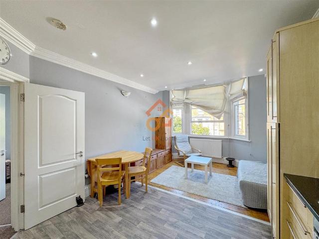 80 Tollington Park, London, N4 1 bed flat to rent £2,000 pcm £462 pw