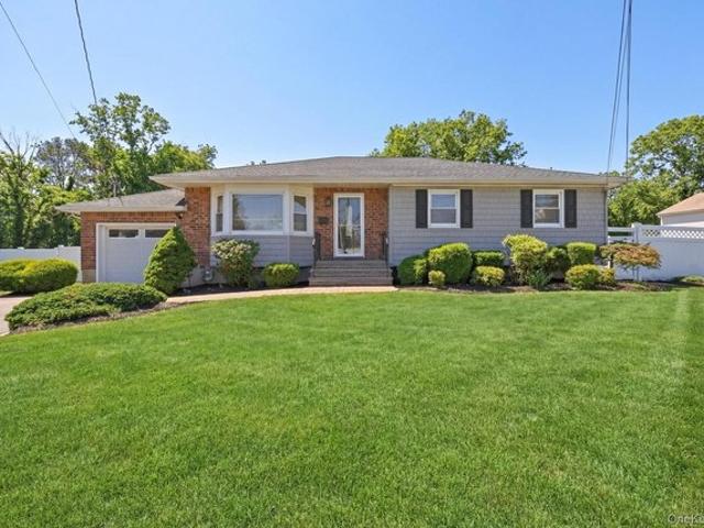 80 W Walnut St, Farmingdale, NY 11735