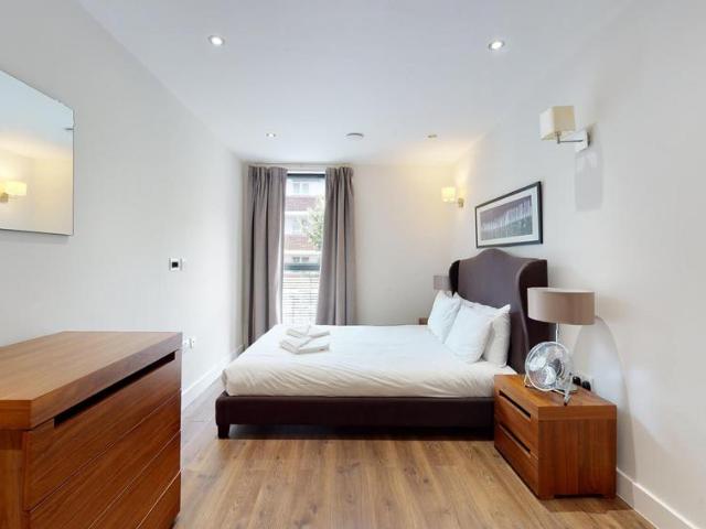 80 Back Church Lane, Twyne House. 1 bed apartment to rent £2,600 pcm £600 pw