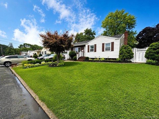 80 Carroll St, Brentwood, NY 11717