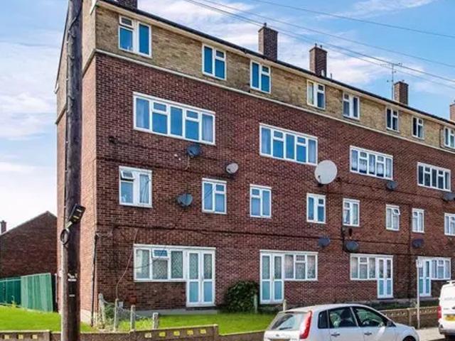 80 Chelmer Crescent, London, IG11 0PY, United Kingdom | 3 bed apartment for rent #136748814 | Rentberry