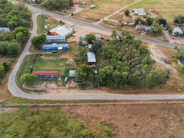 80 County Road 100, Floresville, TX 78114