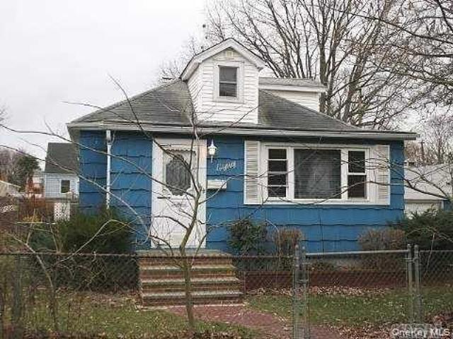 80 Claremont Ave, West Babylon, NY 11704