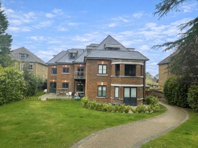 80 Epsom Road, Guildford GU1 2 bed apartment to rent £2,250 pcm £519 pw