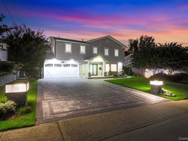 80 Knolls Dr N, Manhasset Hills, NY 11040