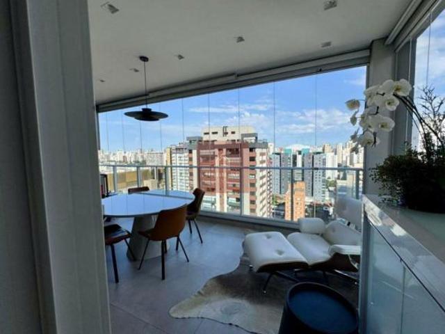 80 m2 com dois dormitórios e duas vagas em Moema