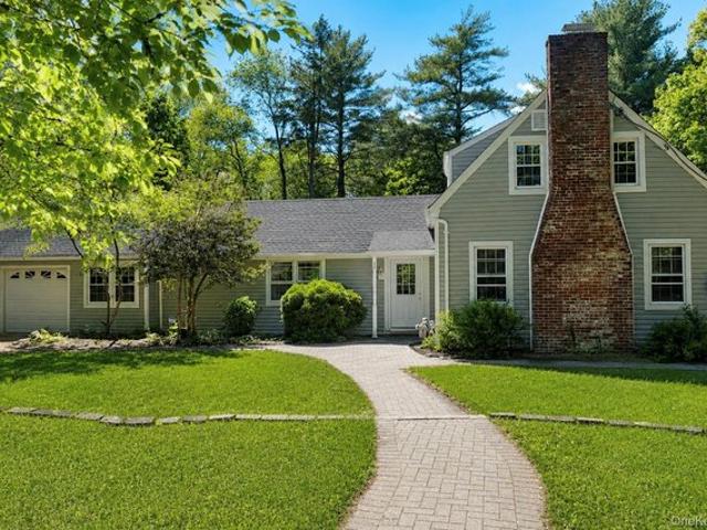 80 Mount Pleasant Rd, Smithtown, NY 11787