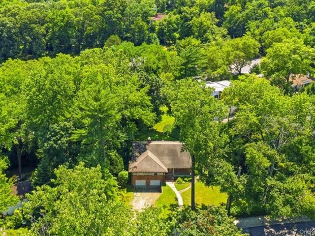 80 Nassau Dr, Great Neck, NY 11021