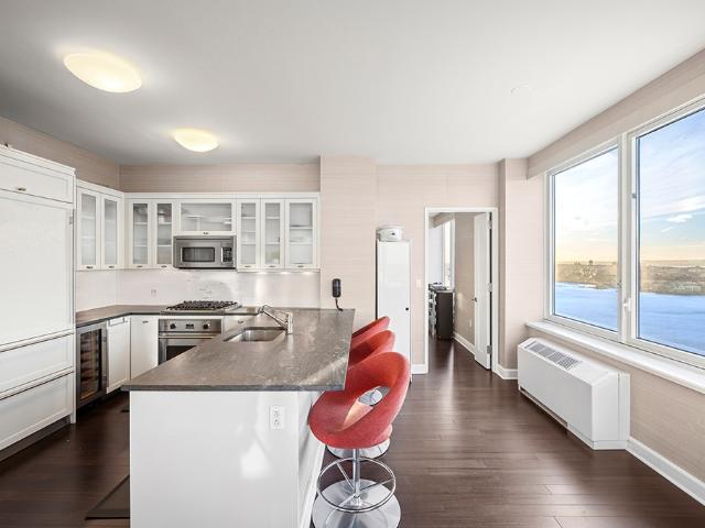80 Riverside Boulevard, Unit PH1B