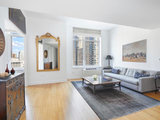 80 RIVERSIDE Boulevard 19B