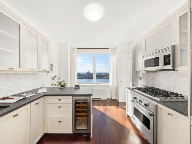 80 RIVERSIDE Boulevard 37A