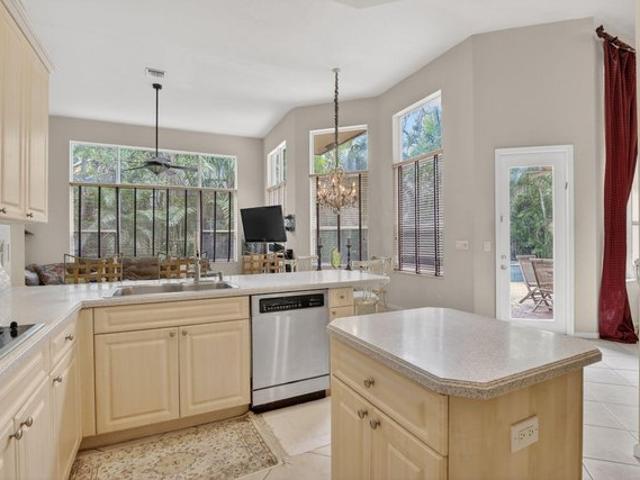 8106 N Savannah Cir, Davie, FL 33328