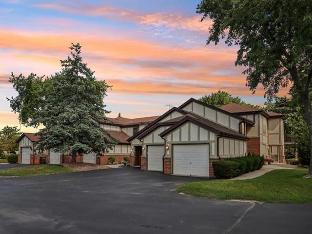 8108 S Forest Hills Cir, Franklin, WI 53132