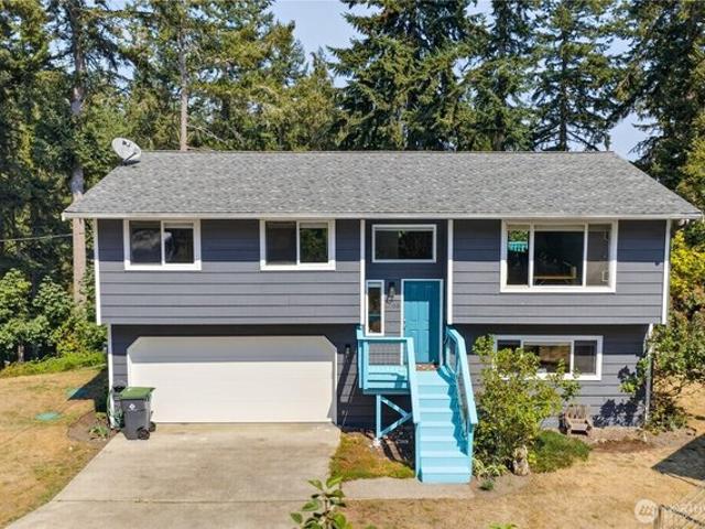 8103 Hawaii Ln, Clinton, WA 98236