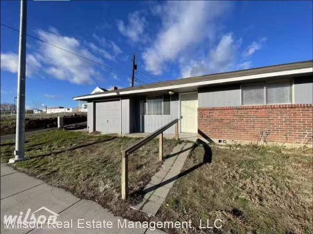 8103 Tieton Drive 8101 Tieton Drive