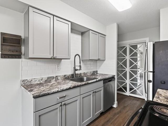 810 6th St S Apt 1, Hopkins, MN 55343