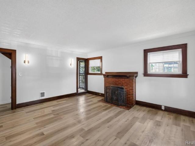 810 E 8th Street