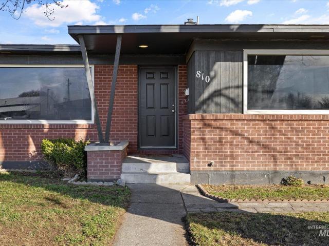 810 N 6th E